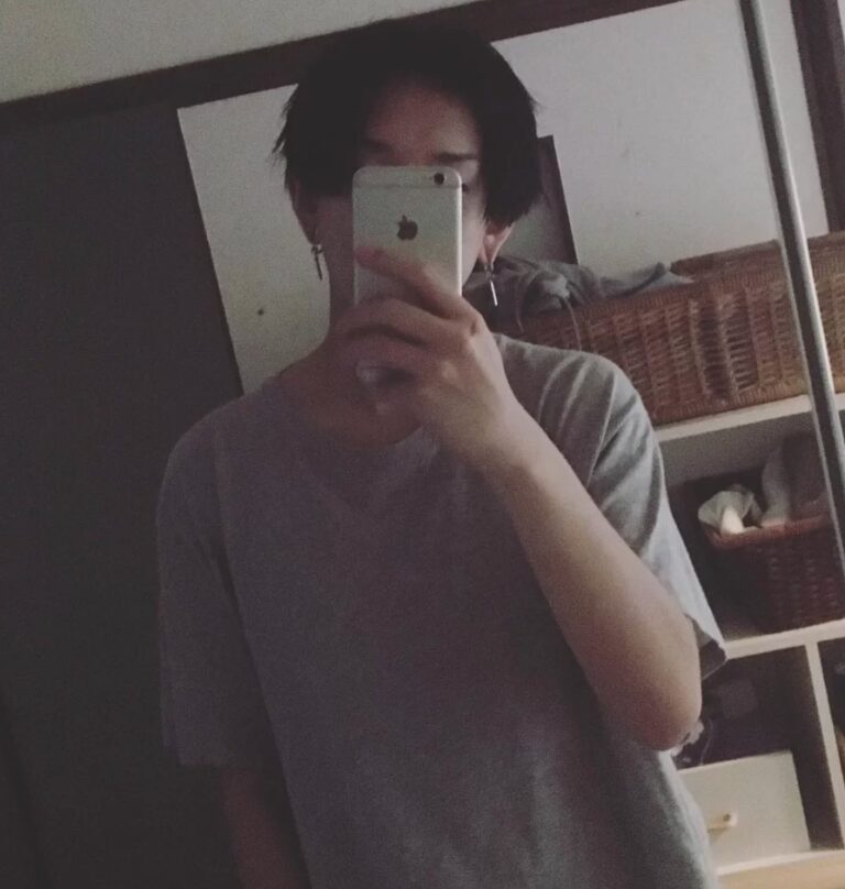 YOASOBIのAyaseのタトゥーに”衝撃”はにわか。意味と箇所。”不快”の声 - FES ROCK