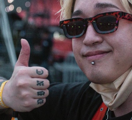 YOASOBIのAyaseのタトゥーに”衝撃”はにわか。意味と箇所。”不快”の声 - FES ROCK