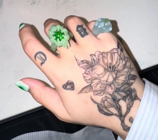 YOASOBIのAyaseのタトゥーに”衝撃”はにわか。意味と箇所。”不快”の声 - FES ROCK