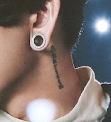 YOASOBIのAyaseのタトゥーに”衝撃”はにわか。意味と箇所。”不快”の声 - FES ROCK