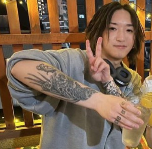 YOASOBIのAyaseのタトゥーに”衝撃”はにわか。意味と箇所。”不快”の声 - FES ROCK