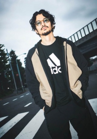 常田大希と彼女・Emmaの熱愛報道の歴史。馴れ初めから現在までのペアルック - FES ROCK