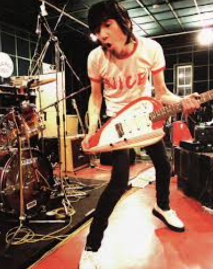 甲本ヒロトの痩せ過ぎ問題。怪我や病気の心配。2度の骨折。薬物や死亡説 - FES ROCK